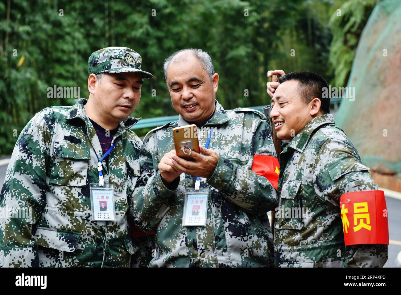 (181120) -- CHISHUI, Nov. 20, 2018 -- Forest ranger Tang Xiaoping (C ...