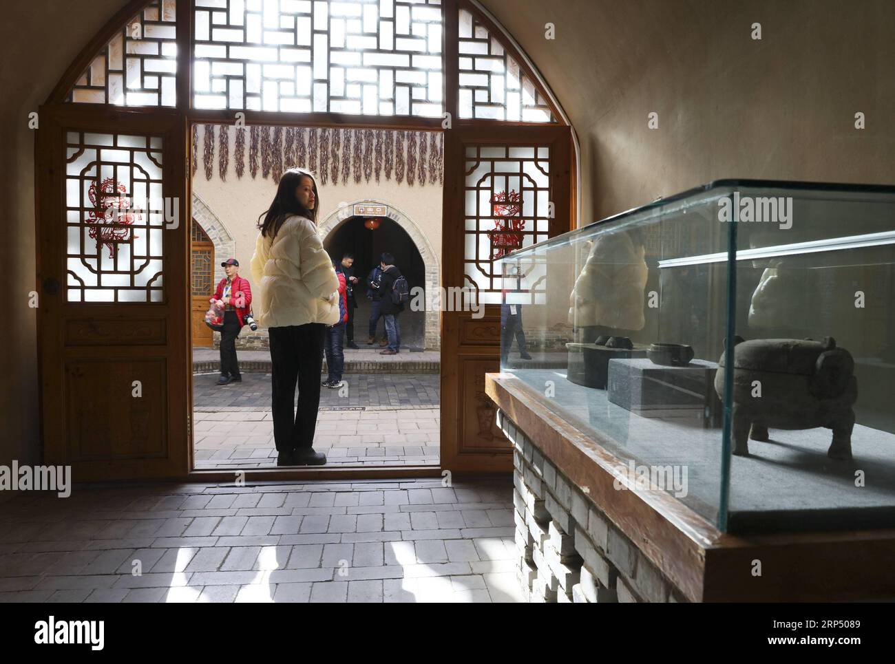 (181122) -- SANMENXIA, Nov. 22, 2018 -- Tourists visit the underground ...