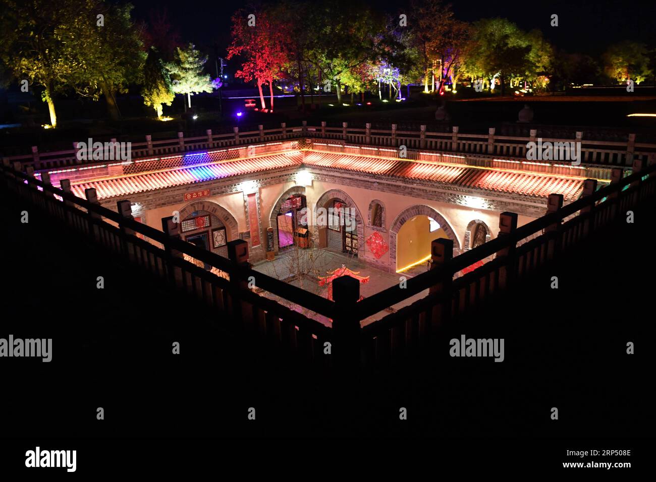 (181122) -- SANMENXIA, Nov. 22, 2018 -- Photo taken on Nov. 21, 2018 ...