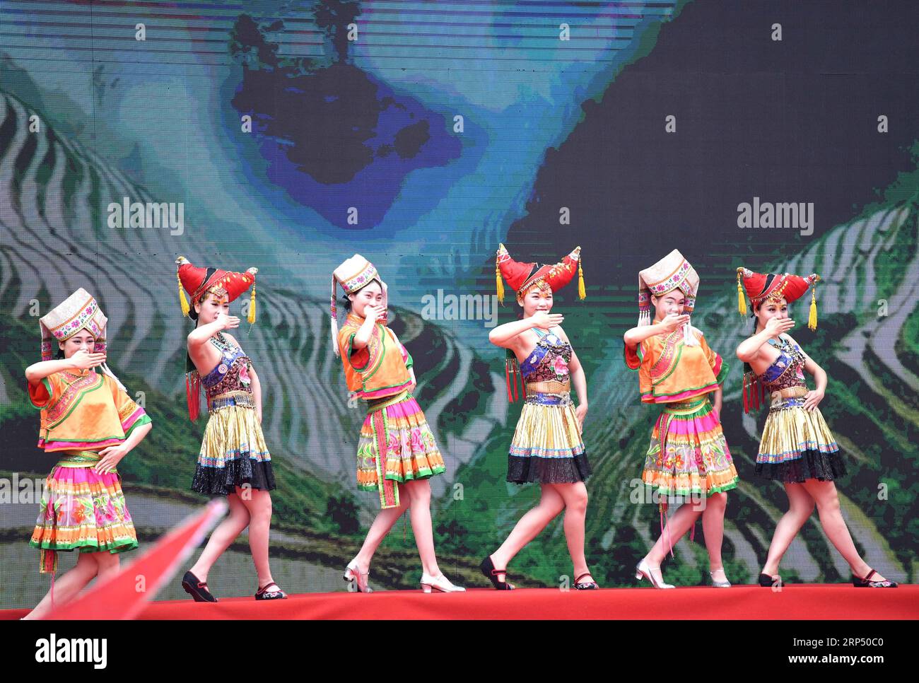 (181122) -- NANNING, Nov. 22, 2018 -- People wearing traditional ...