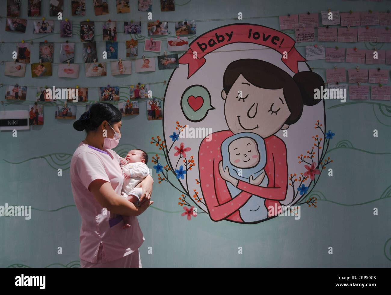 Giving birth n hi-res stock photography and images - Alamy