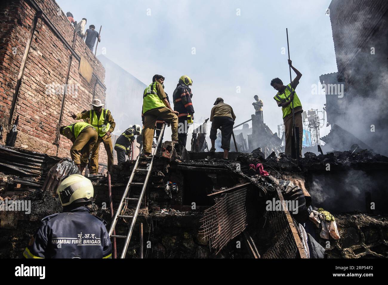 (181127) -- MUMBAI, Nov. 27, 2018 -- Indian firemen douse a fire that ...