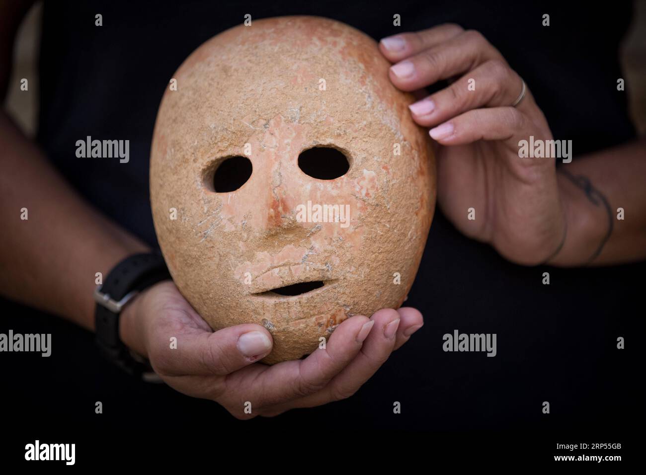 (181128) -- JERUSALEM, Nov. 28, 2018 -- Ronit Lupu, an archeologist ...