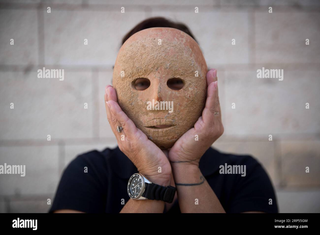 (181128) -- JERUSALEM, Nov. 28, 2018 -- Ronit Lupu, an archeologist ...