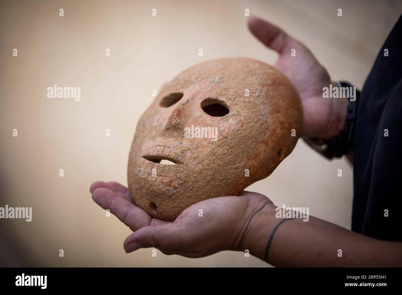(181128) -- JERUSALEM, Nov. 28, 2018 -- Ronit Lupu, an archeologist ...