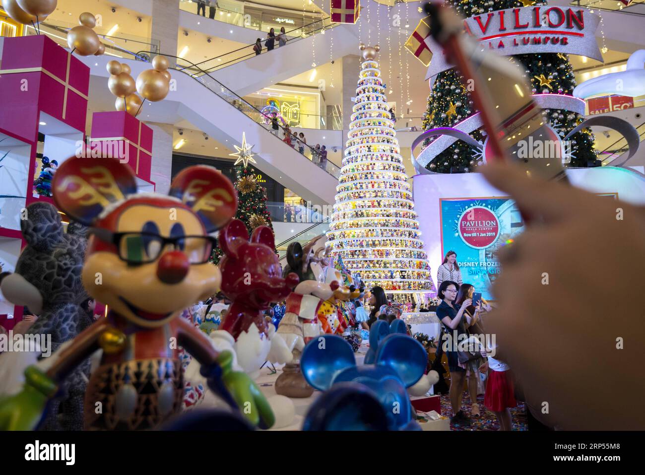 (181129) -- KUALA LUMPUR, Nov. 29, 2018 -- People visit an exhibition ...