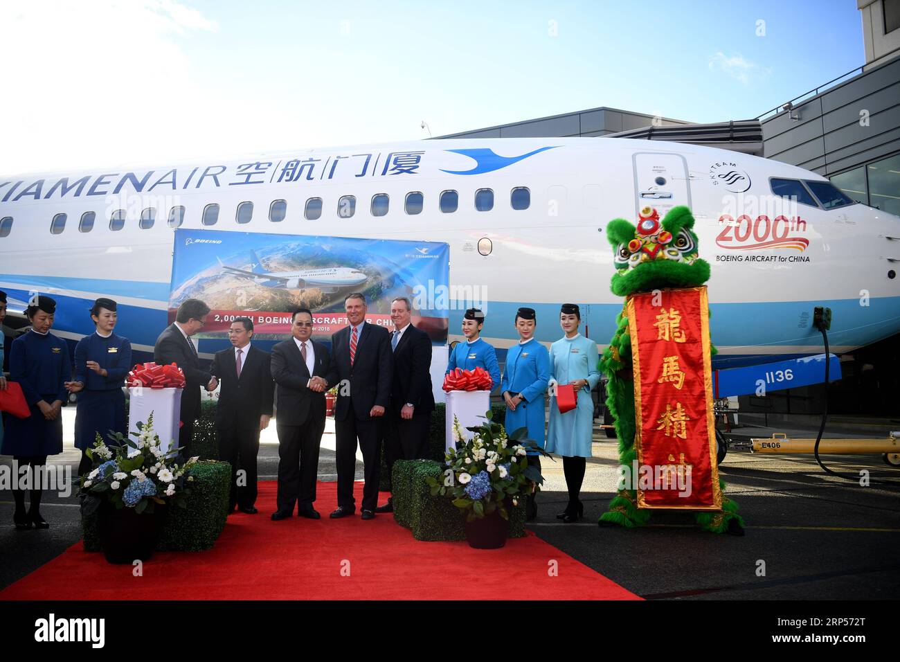 Cutting the ribon hi-res stock photography and images - Alamy