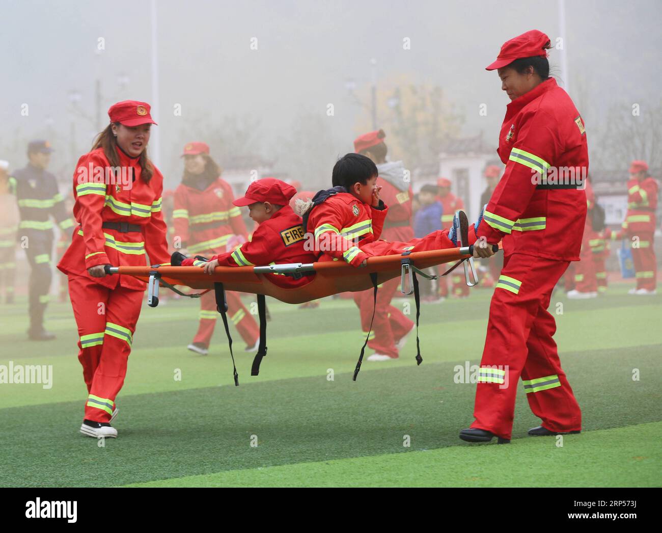(181201) -- ZHANGJIAJIE, Dec. 1, 2018 -- Children and their parents ...