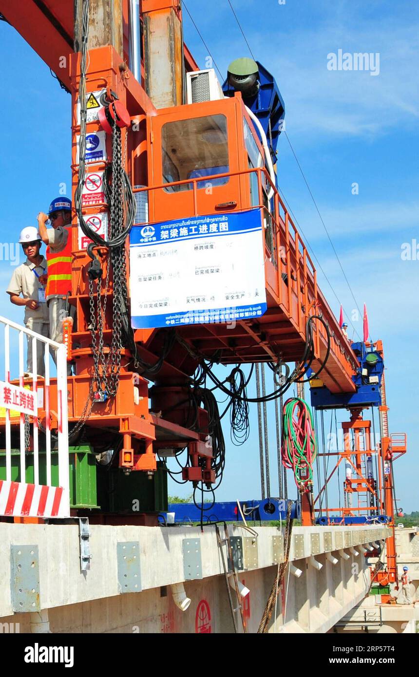 (181202) -- VIENTIANE, Dec. 2, 2018 -- Technicians work at the ...