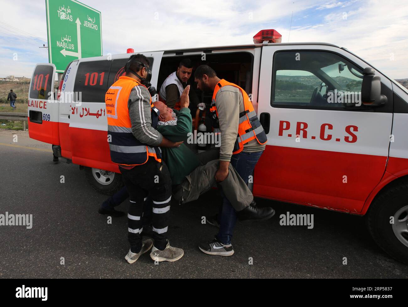 Palestinian ambulance at checkpoint hi-res stock photography and images ...