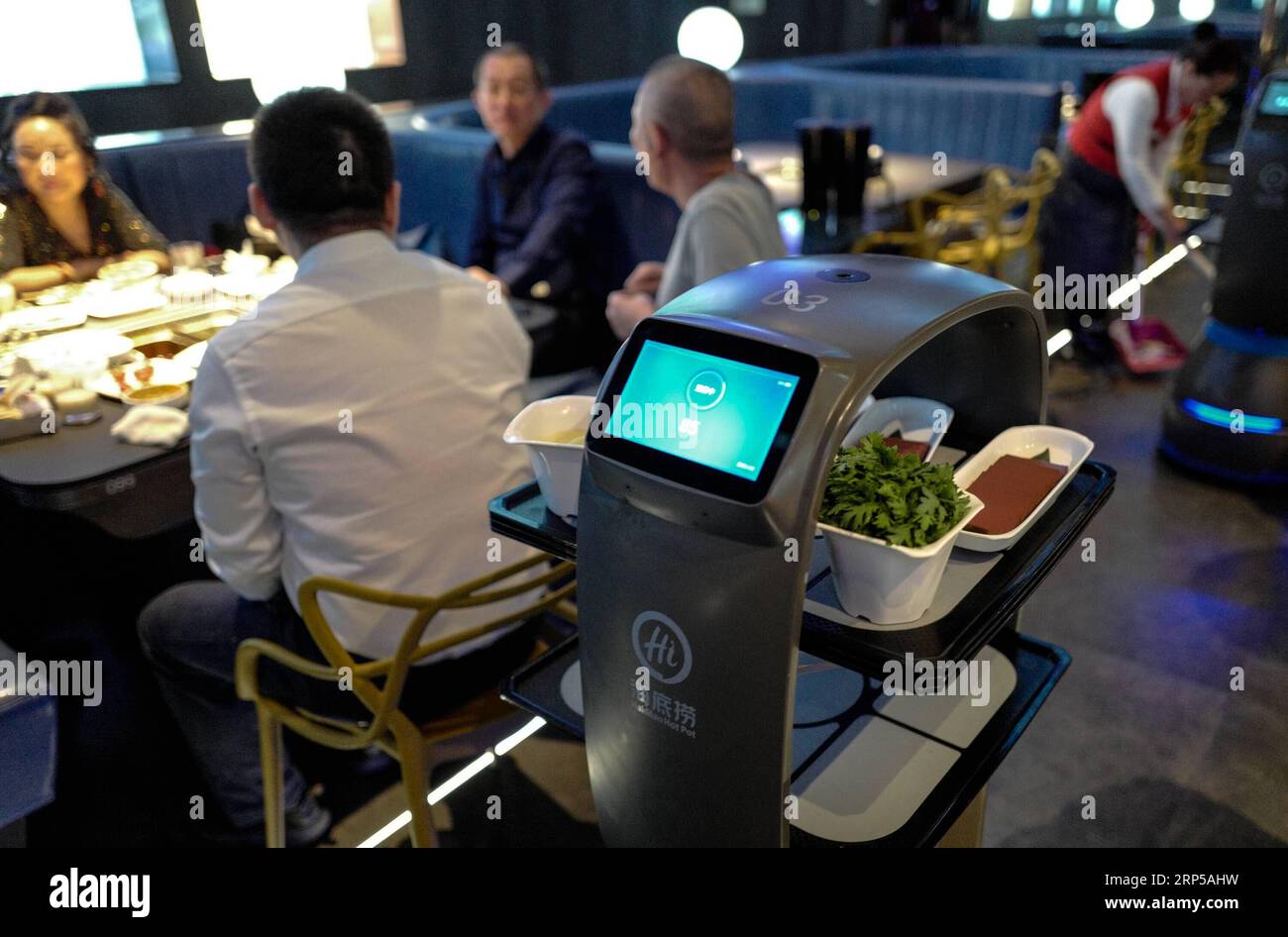 China robots workers hi-res stock photography and images - Alamy