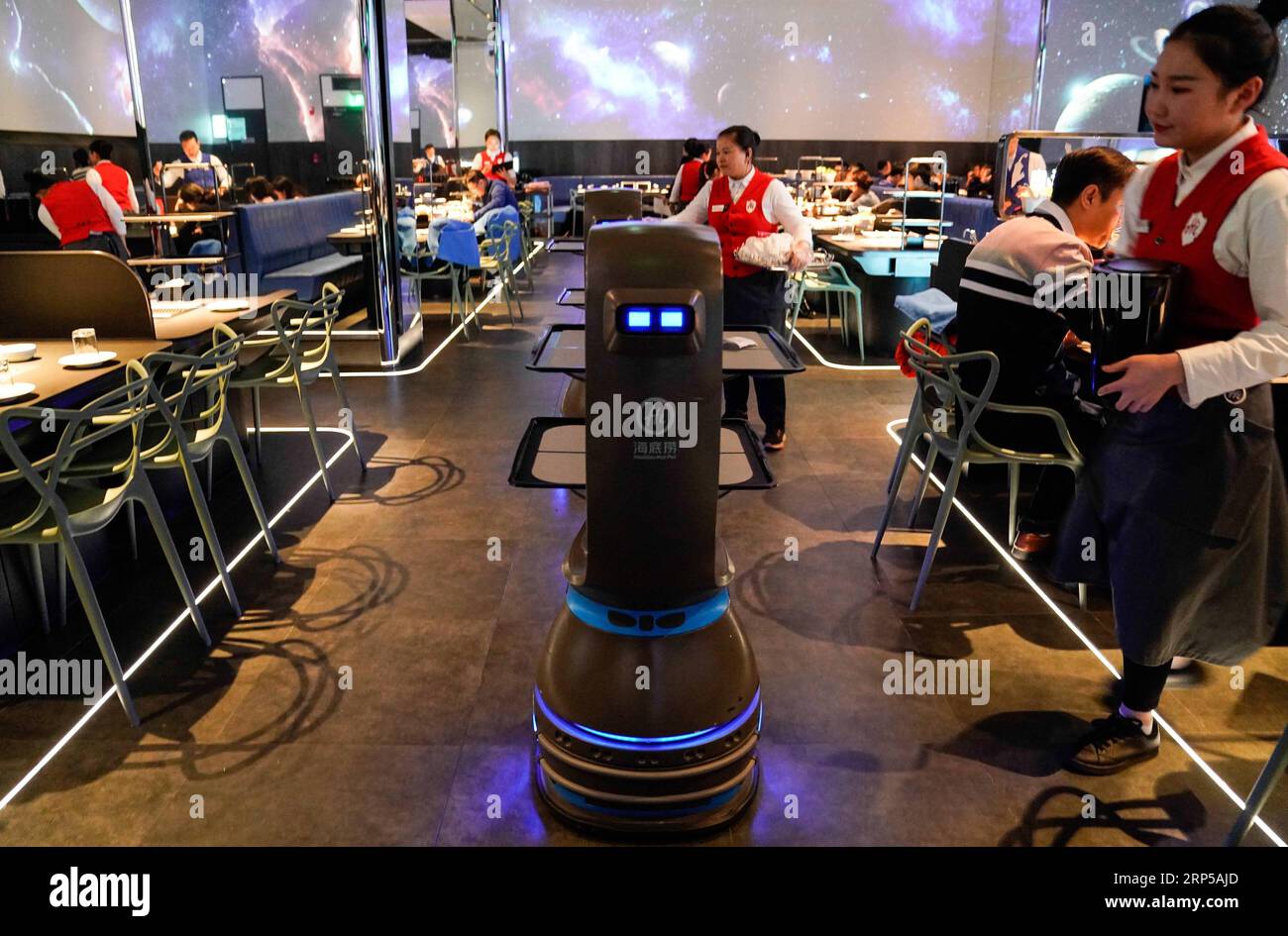 (181206) -- BEIJING, Dec. 6, 2018 -- A delivery robot works at a hot ...