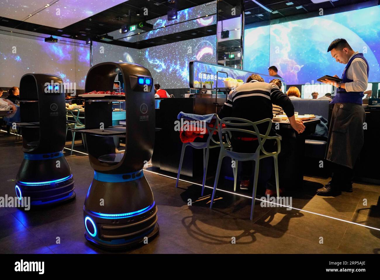 China robots workers hi-res stock photography and images - Alamy