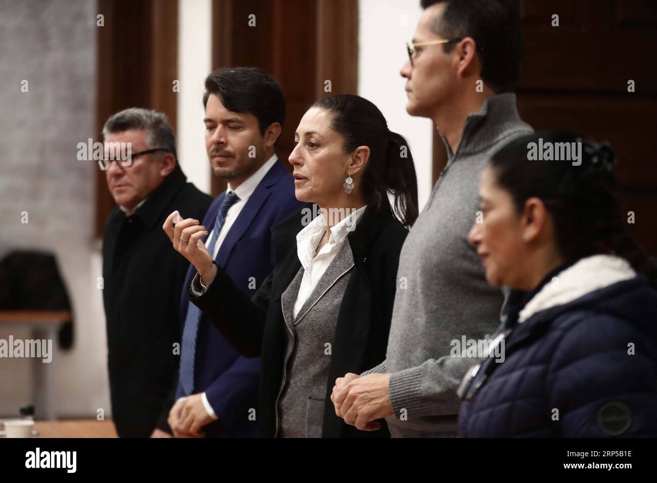 Traje azul hi-res stock photography and images - Alamy