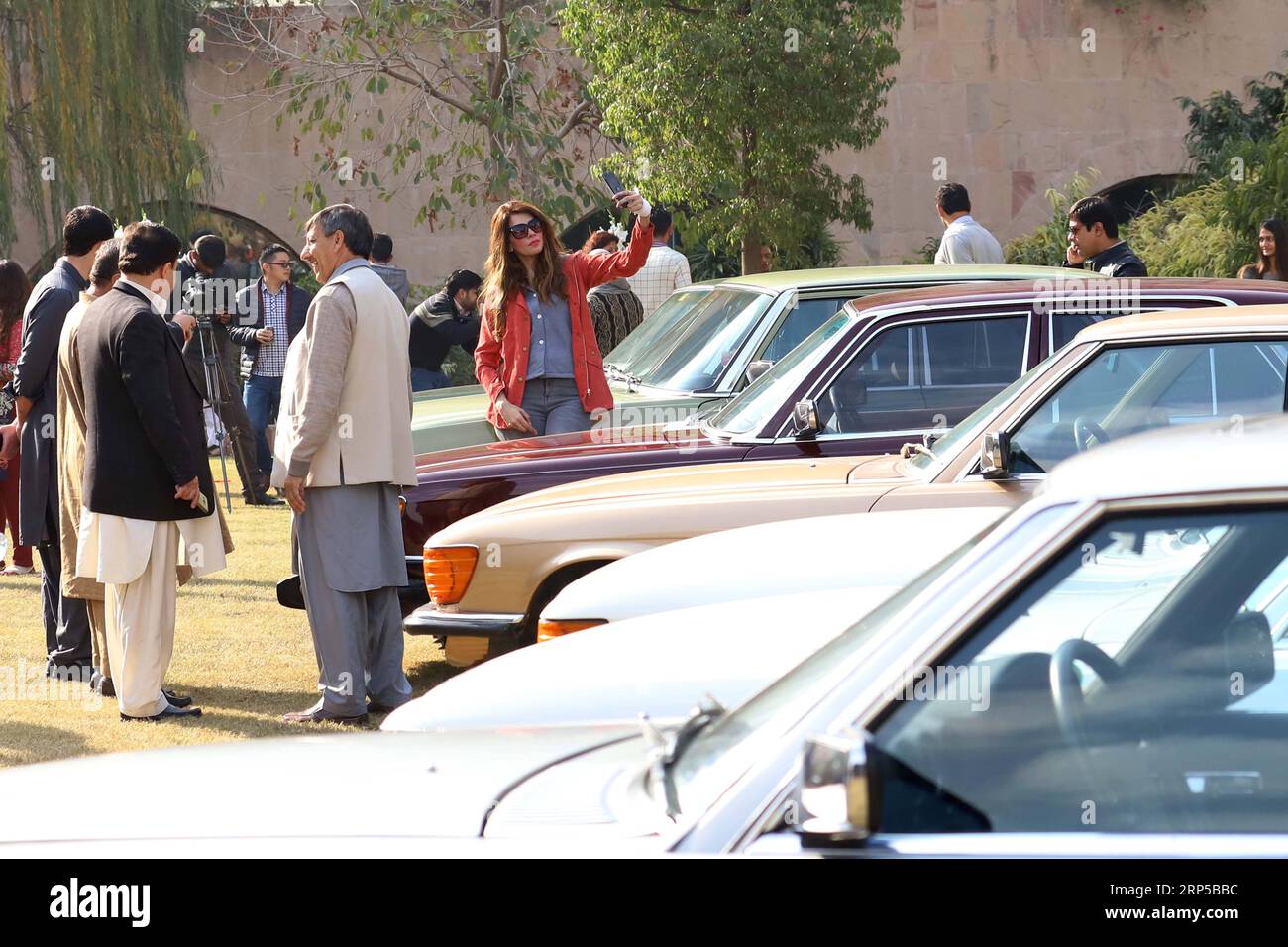 (181207) -- ISLAMABAD, Dec. 7, 2018 -- Visitors look at vintage cars at ...