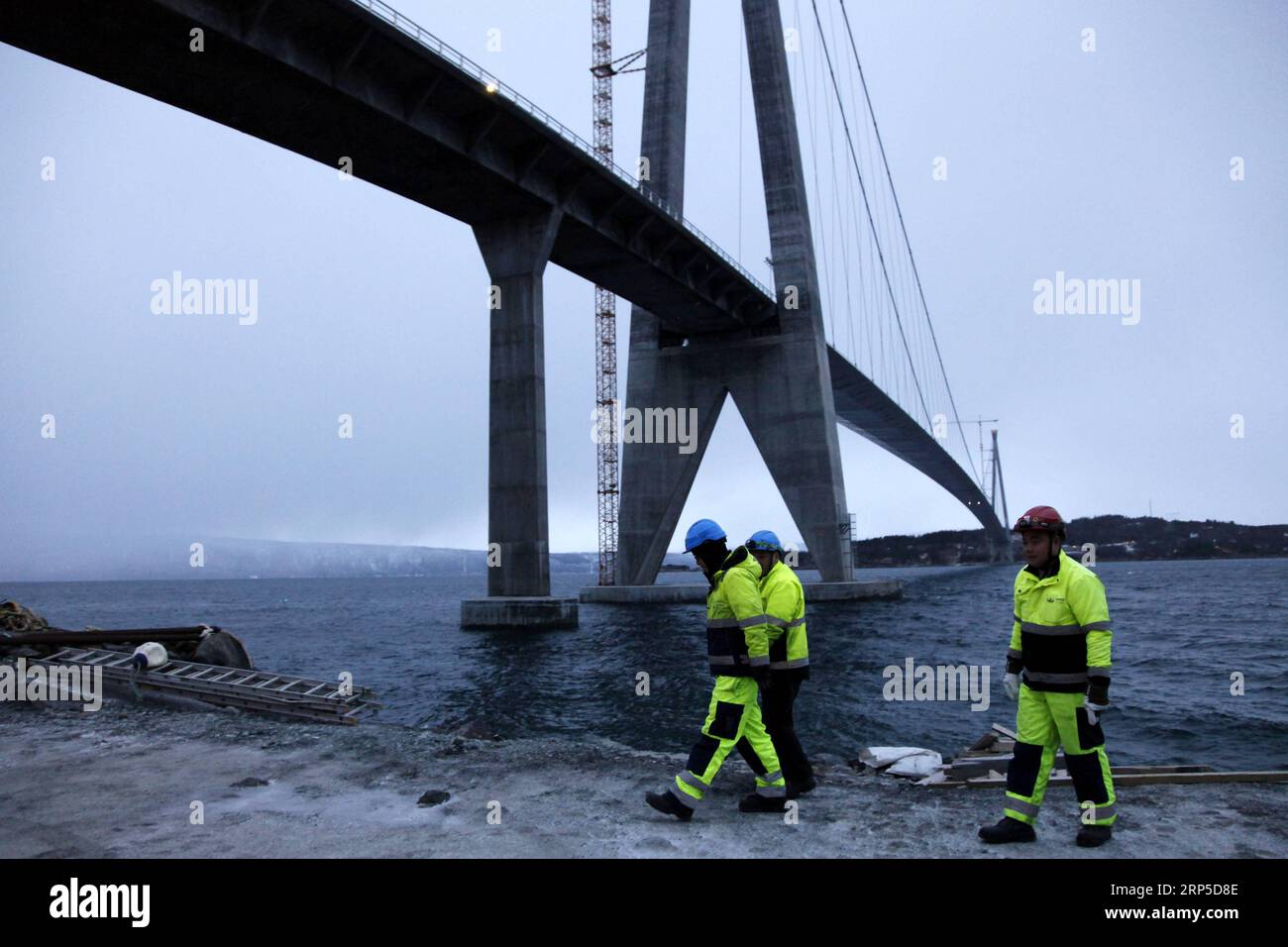 (181210) -- NARVIK, Dec. 10, 2018 (Xinhua) -- Chinese workers walk ...