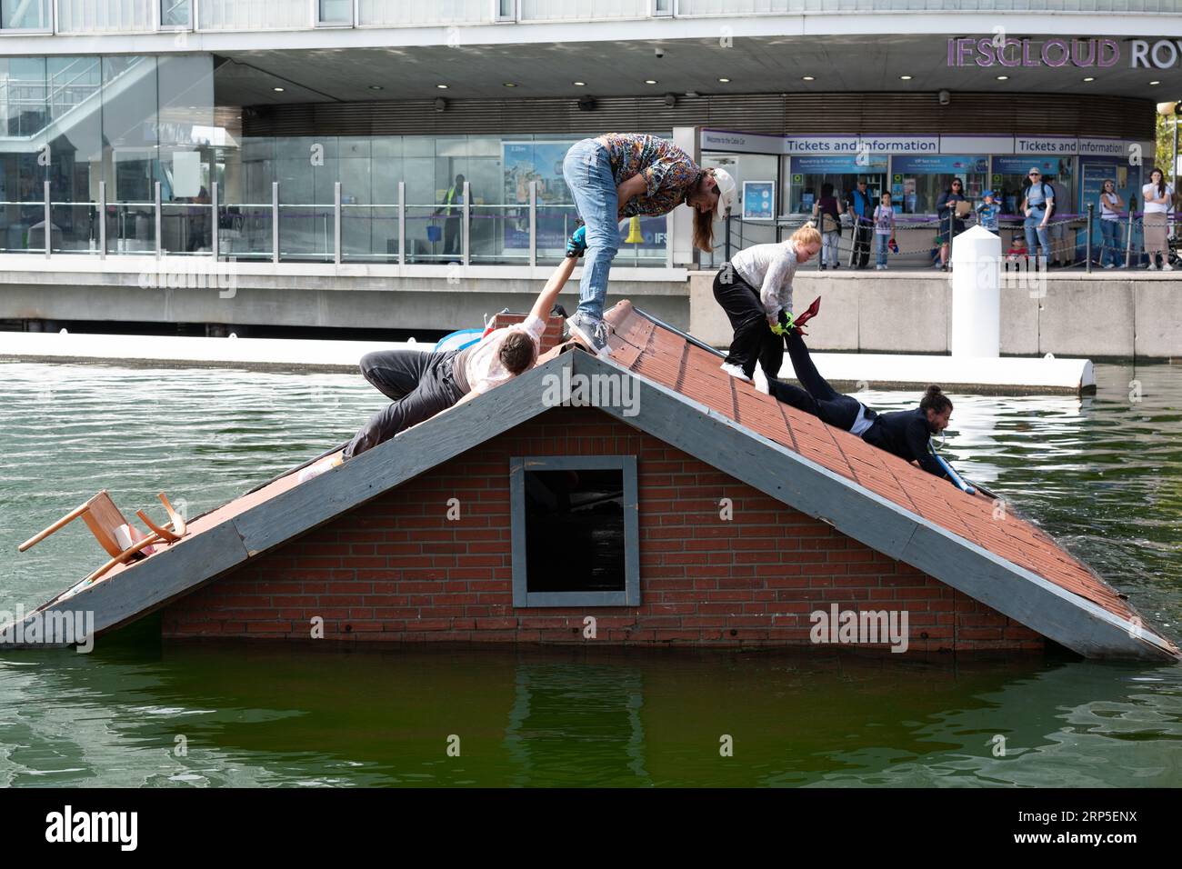 London, UK. 3 September, 2023. Dutch theatre company Vloeistof perform ...