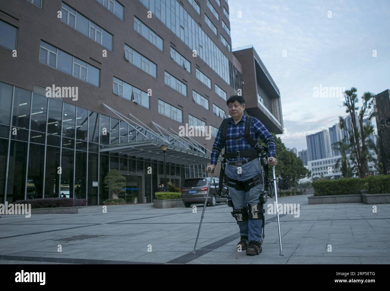(181212) -- SHENZHEN, Dec. 12, 2018 -- Senior engineer Peng Ansi tests ...