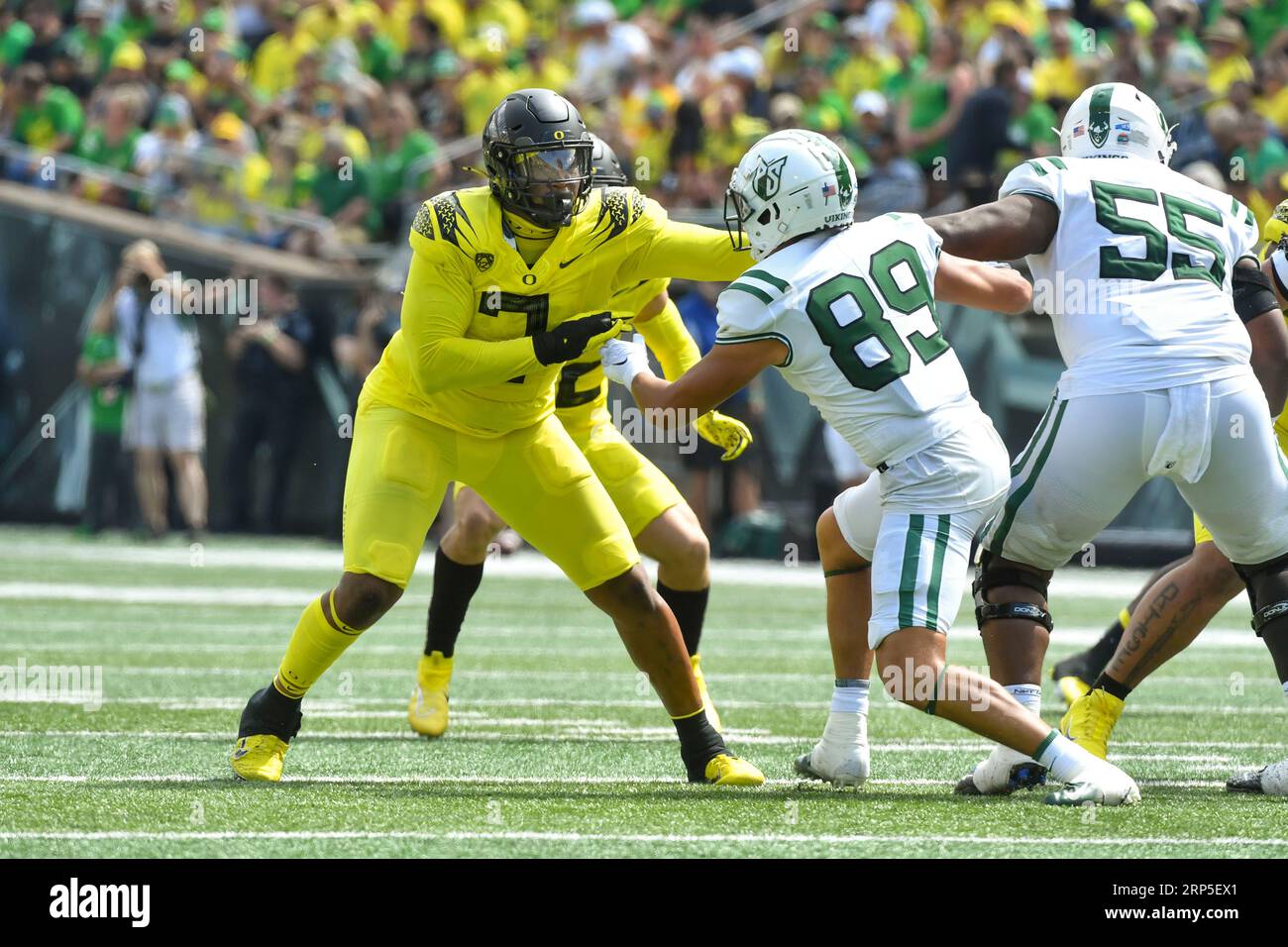 Oregon defensive end Brandon Dorlus (3) works to get around Portland ...