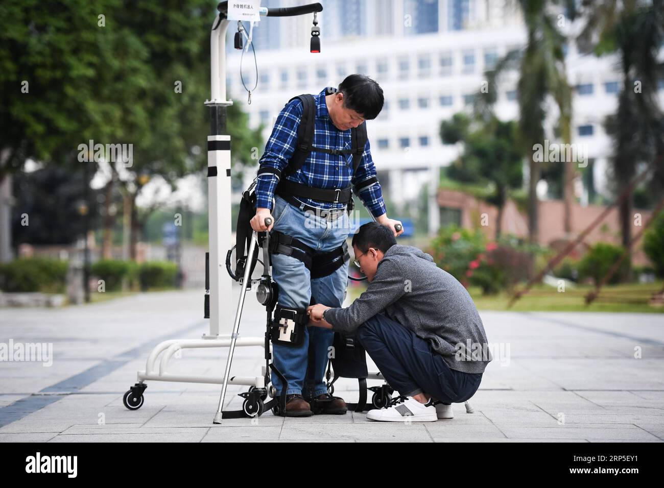 (181212) -- SHENZHEN, Dec. 12, 2018 -- Researcher Ma Xunju (front ...