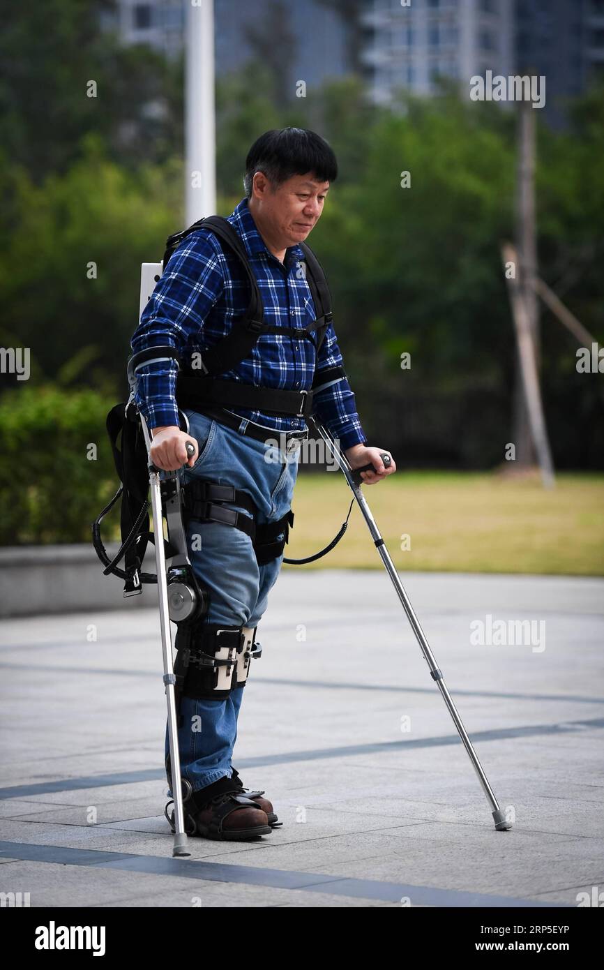 (181212) -- SHENZHEN, Dec. 12, 2018 -- Senior engineer Peng Ansi tests ...