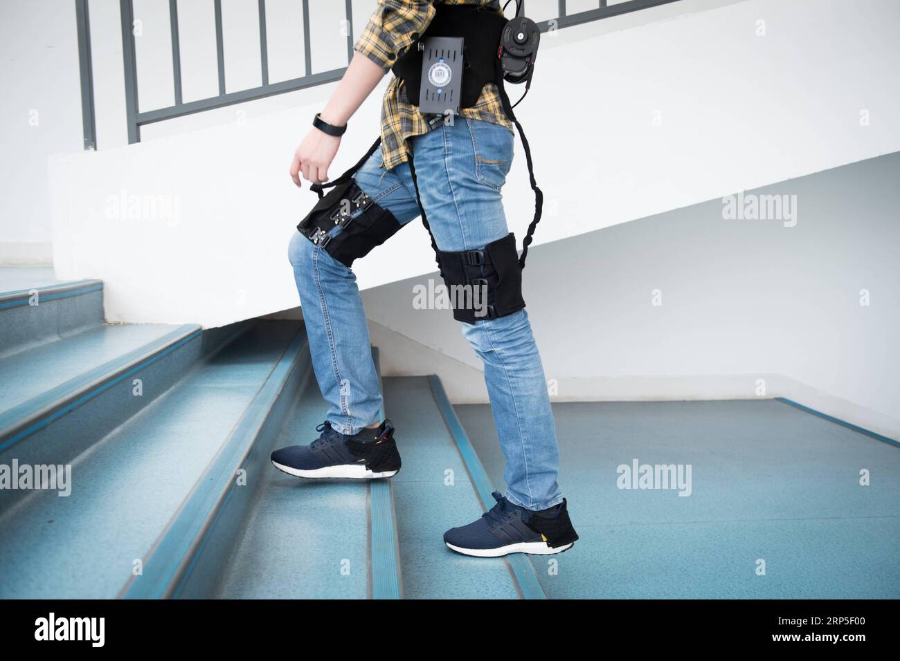 (181212) -- SHENZHEN, Dec. 12, 2018 -- Researcher Fang Kai tests a ...