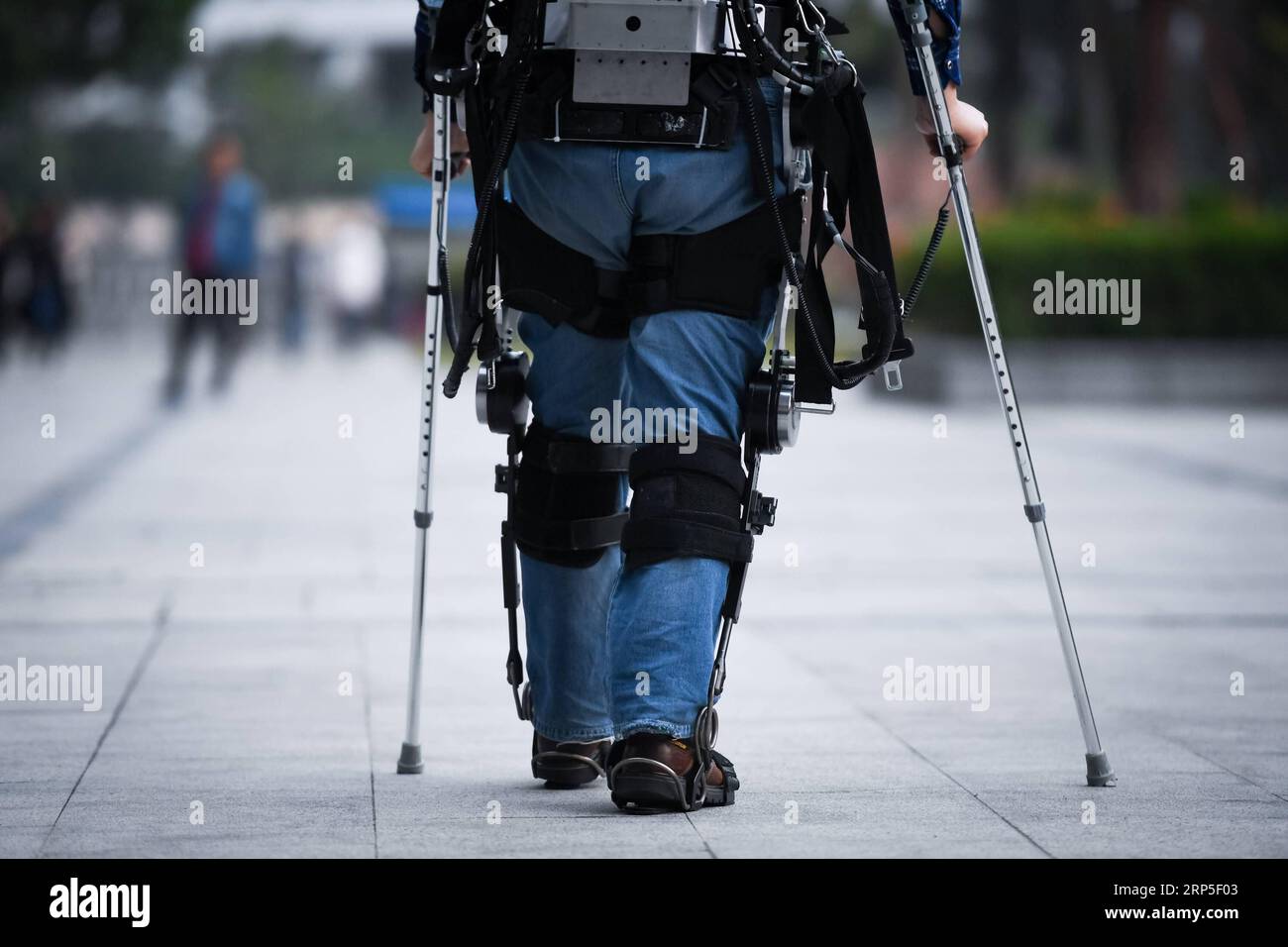 (181212) -- SHENZHEN, Dec. 12, 2018 -- Senior engineer Peng Ansi tests ...