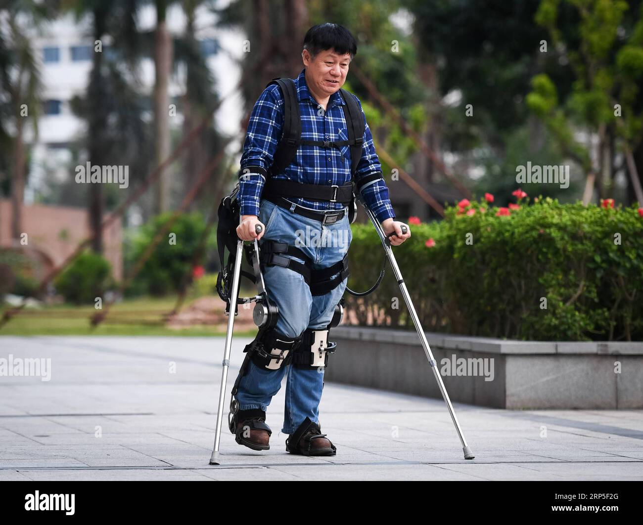 (181212) -- SHENZHEN, Dec. 12, 2018 -- Senior engineer Peng Ansi tests ...