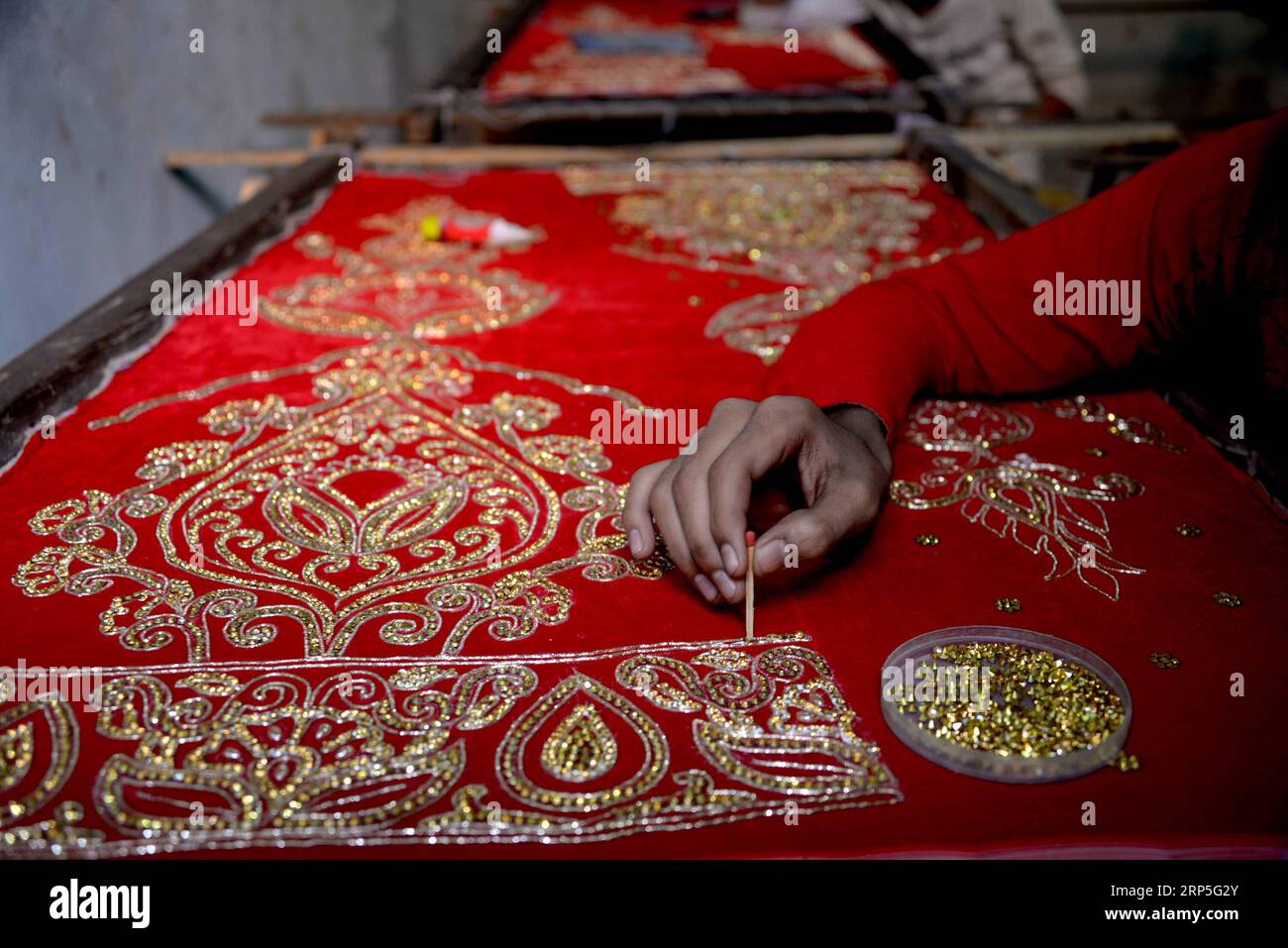 (181213) -- DHAKA, Dec. 13, 2018 () -- A weaver makes saree, a traditional women wear, on a ...