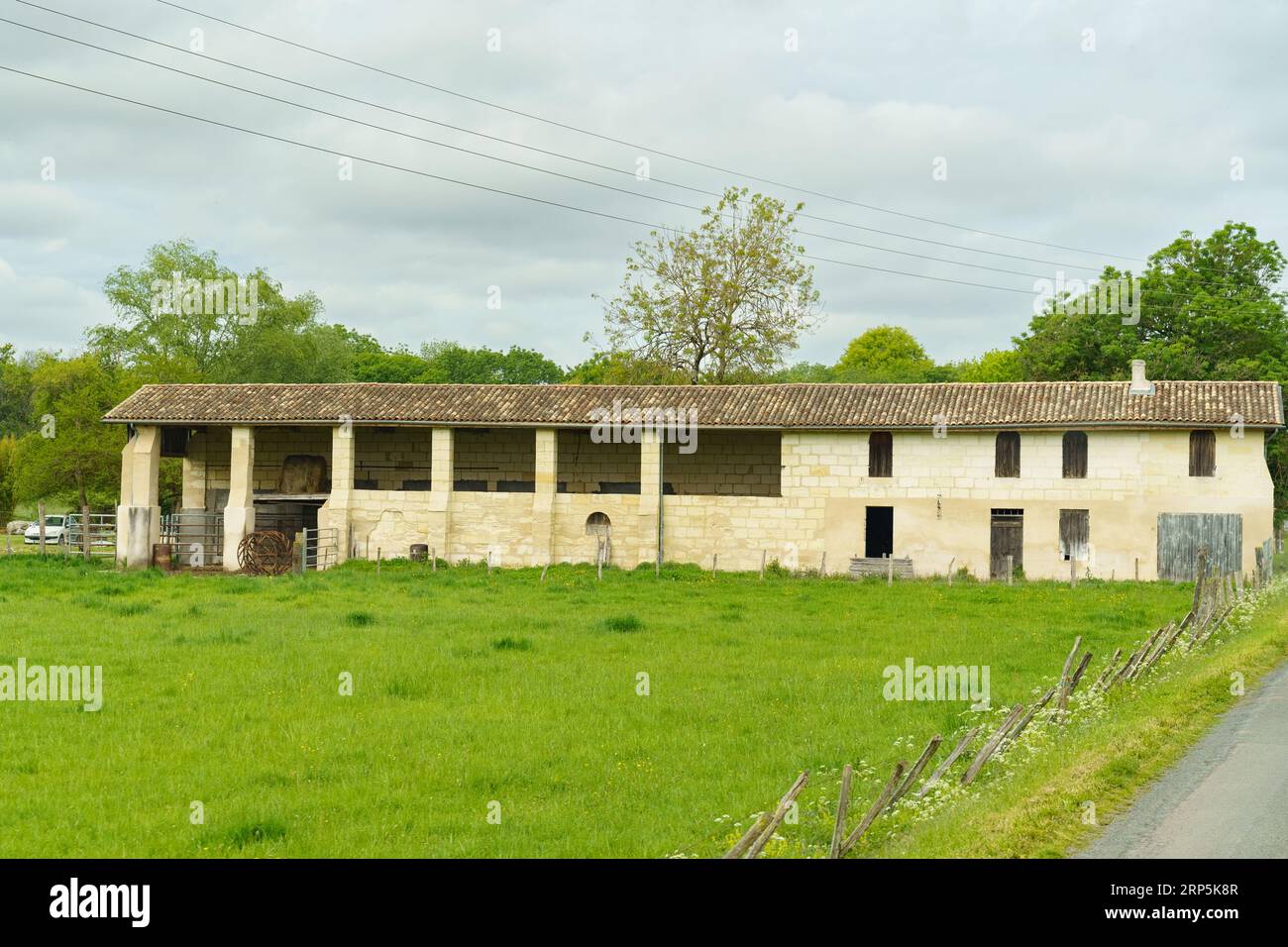 Modern barn building england hi-res stock photography and images - Alamy