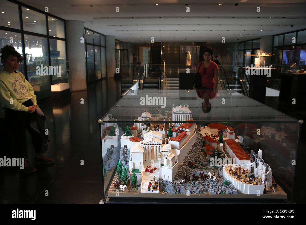 (181217) -- ATHENS, Dec. 17, 2018 -- Visitors look at the Acropolis ...