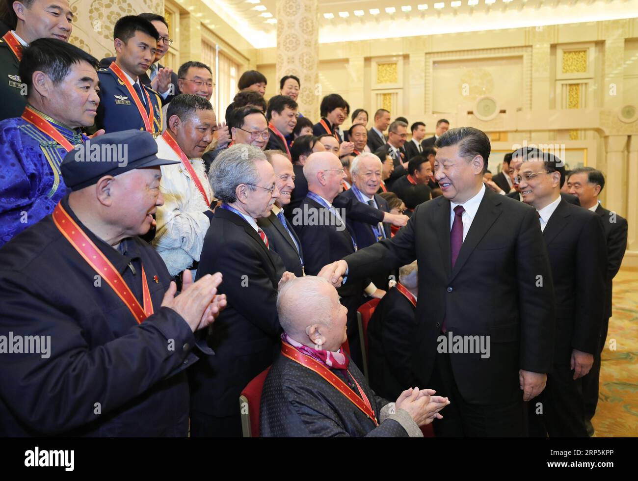 Leaders shake hands hi-res stock photography and images - Alamy