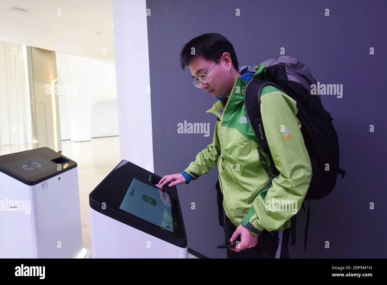 (181218) -- HANGZHOU, Dec. 18, 2018 (Xinhua) -- A customer checks in at ...