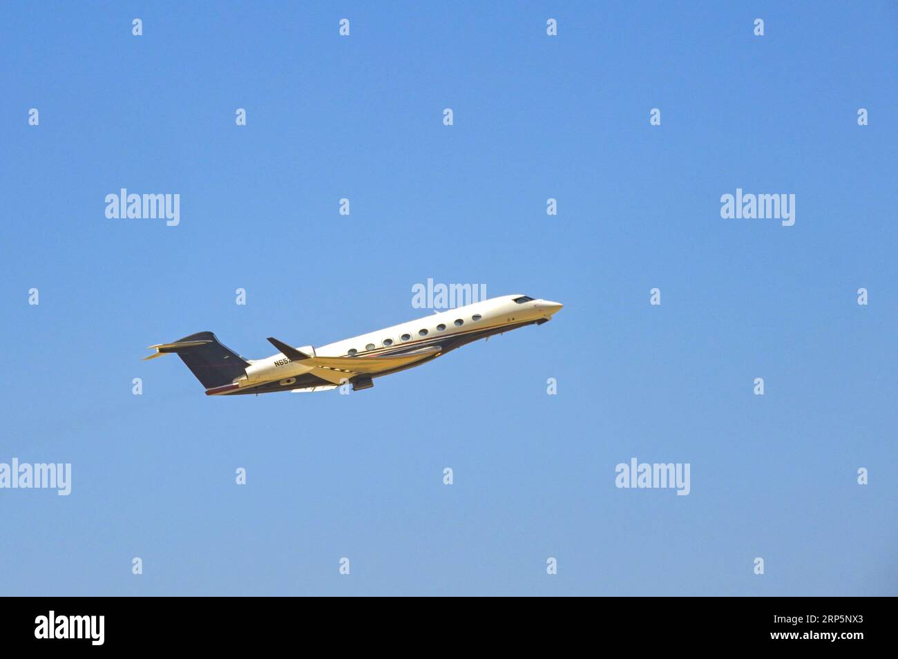 Gulfstream g650 taking off hi-res stock photography and images - Alamy