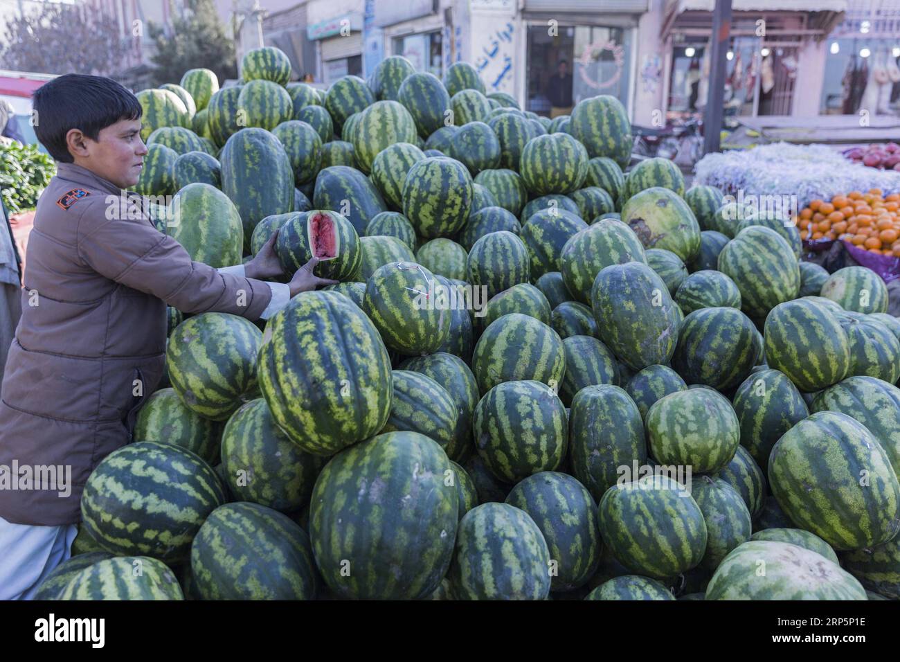 (181220) -- HERAT, Dec. 20, 2018 -- An Afghan vendor arranges ...