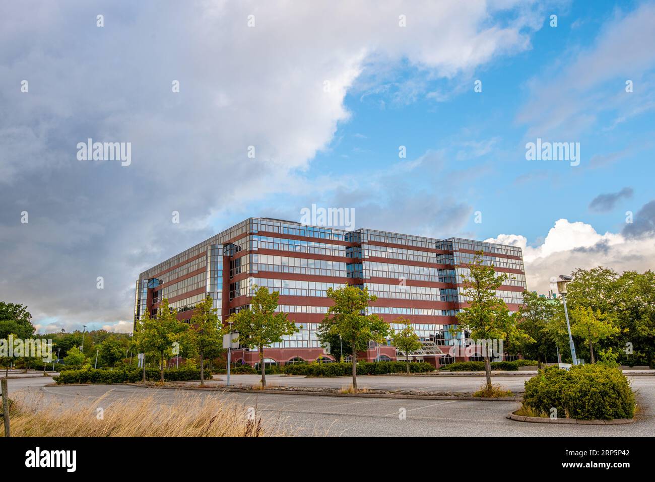 Abandoned office parking lot hi-res stock photography and images - Alamy