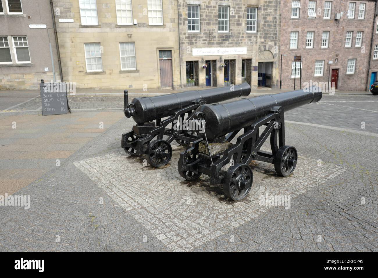 Historic cannons in the center of Stirling in Scotland Stock Photo - Alamy