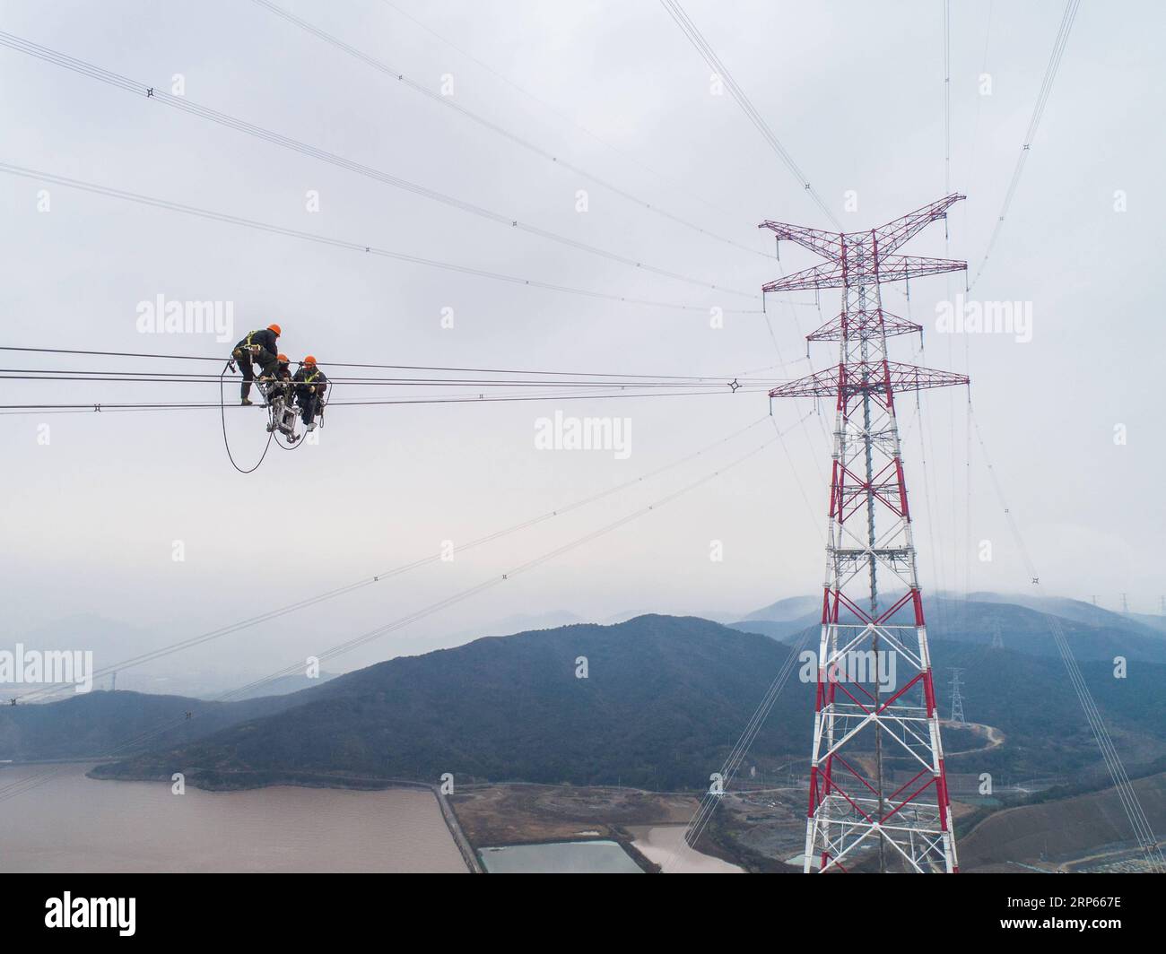 (190103) -- ZHOUSHAN, Jan. 3, 2019 (Xinhua) -- Staff members work on ...