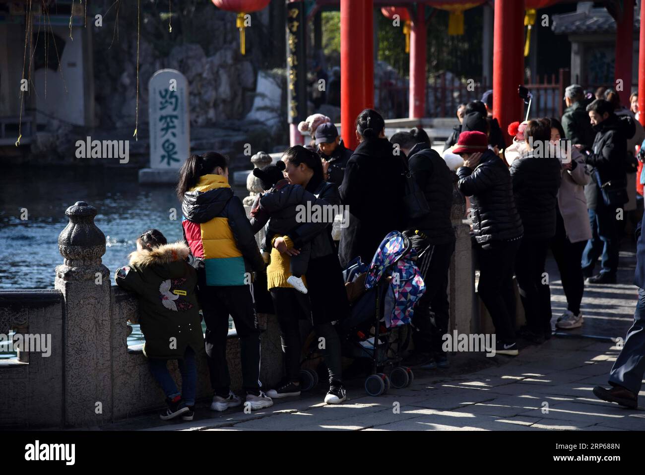 (190105) -- JINAN, Jan. 5, 2019 -- Tourists visit the Baotu Spring Park ...