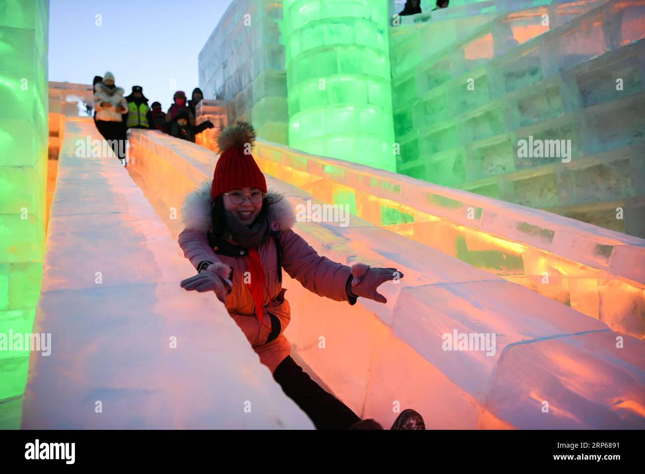 (190105) -- HARBIN, Jan. 5, 2019 -- Tourists try ice slide at the Ice ...