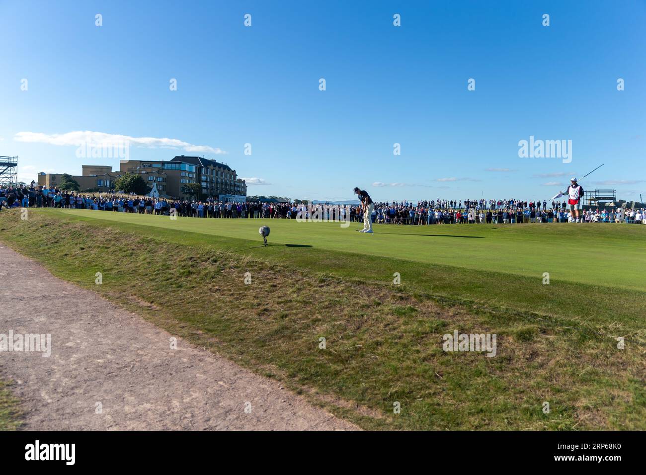 St Andrews, Scotland. 3rd Sep 2023. Caleb Sargent putting on the iconic ...
