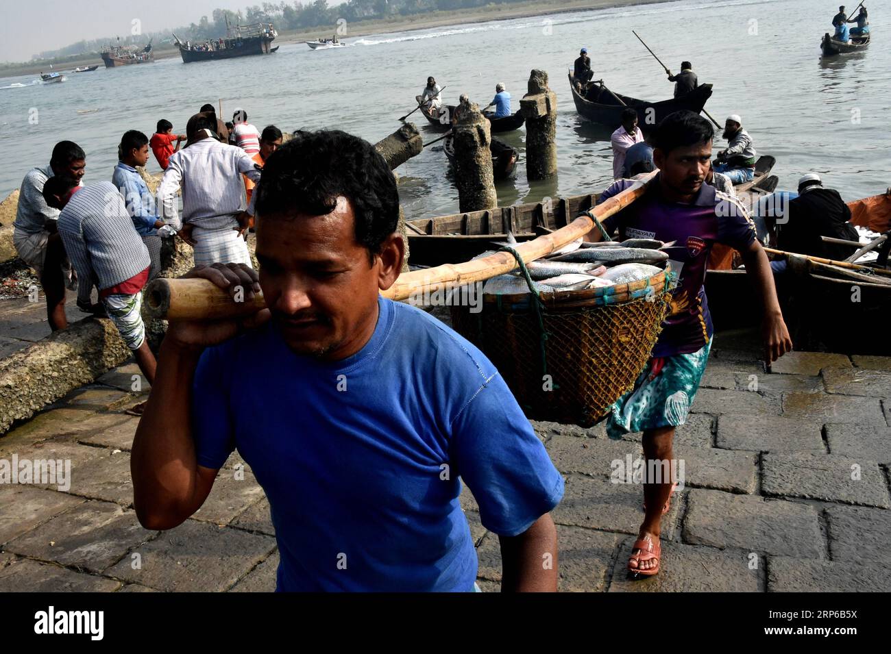 (190108) -- COX S BAZAR, Jan. 8, 2019 -- Fishermen unload fish from ...