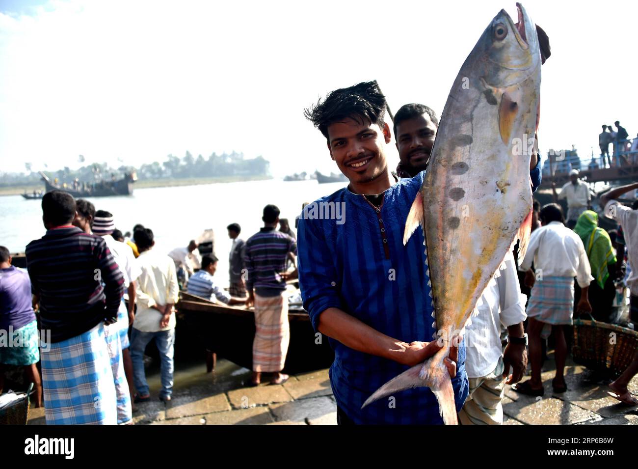 (190108) -- COX S BAZAR, Jan. 8, 2019 -- A trader shows a big fish at a ...