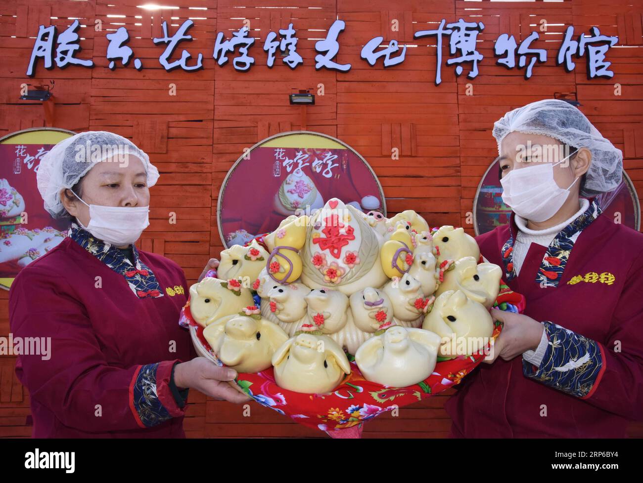 (190109) -- QINGDAO , Jan. 9, 2019 -- Workers display steamed bun in ...