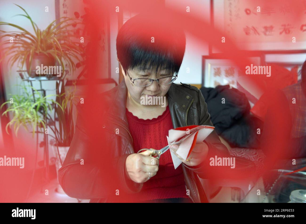 (190110) -- QINGYANG, Jan. 10, 2019 (Xinhua) -- Hui Fujun makes paper ...