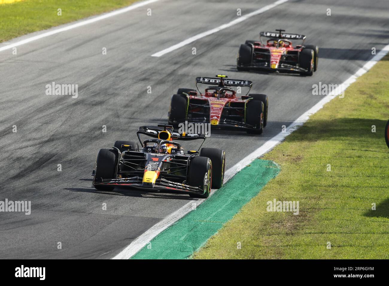 01 VERSTAPPEN Max (nld), Red Bull Racing RB19, action 55 SAINZ Carlos ...