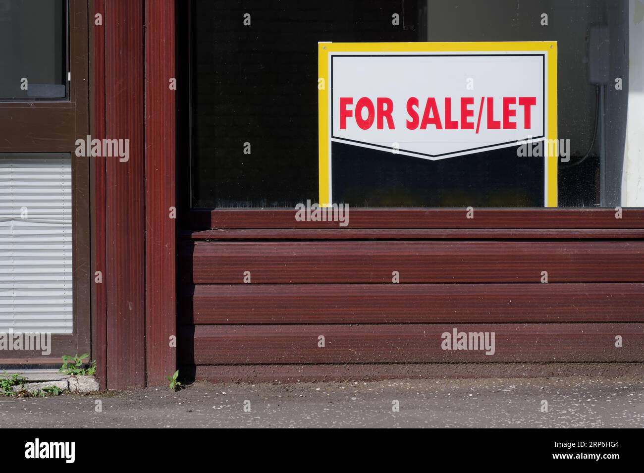 Shop to let sign due to closed business Stock Photo - Alamy