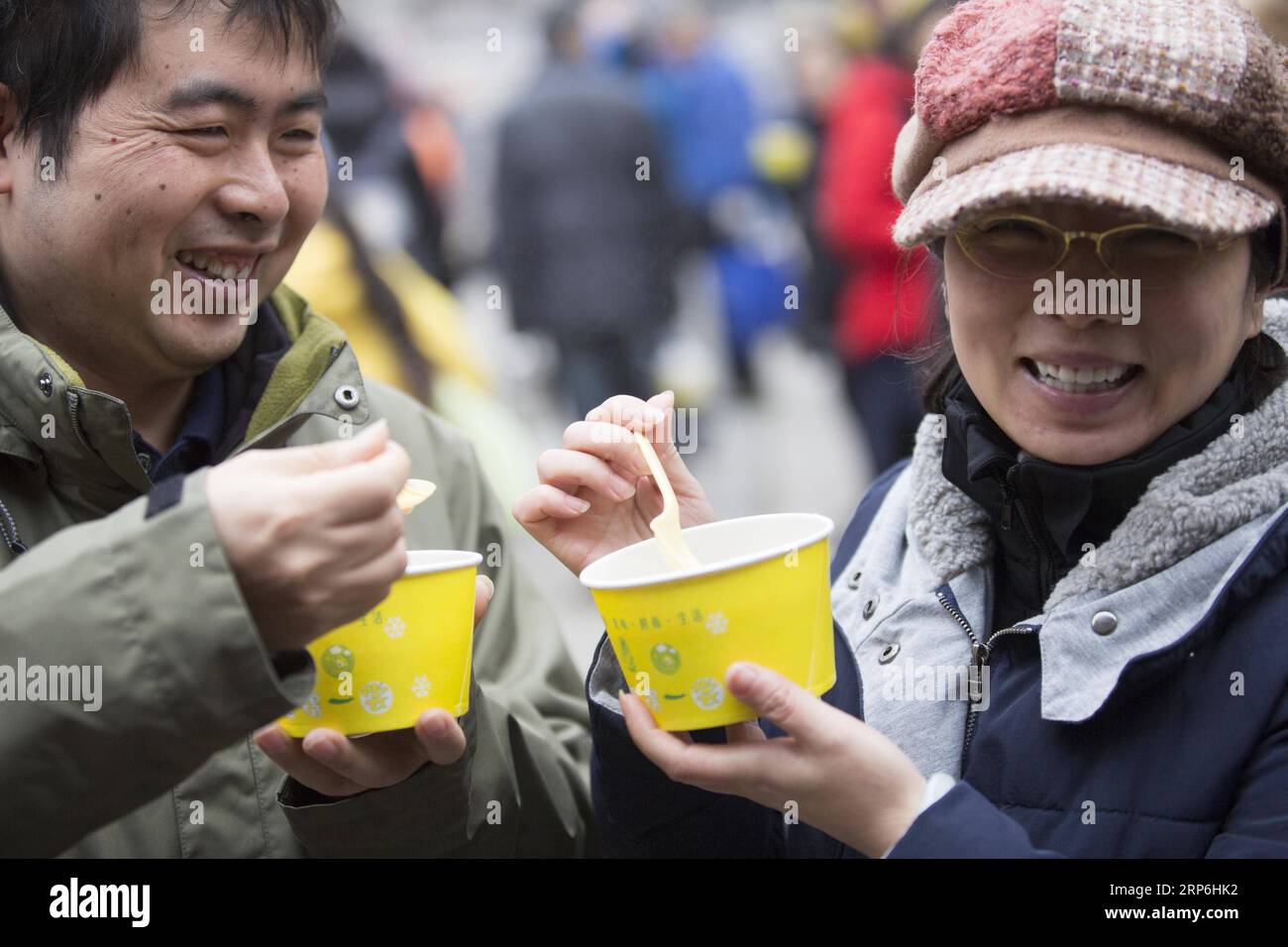 (190114) -- BEIJING, Jan. 14, 2019 -- People enjoy Laba porridge at the ...