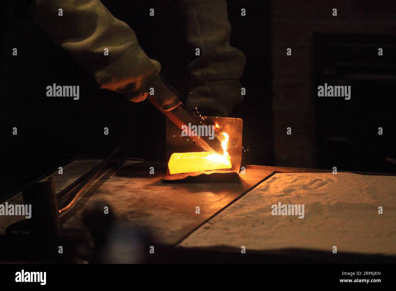 Gold pouring australia hi-res stock photography and images - Alamy