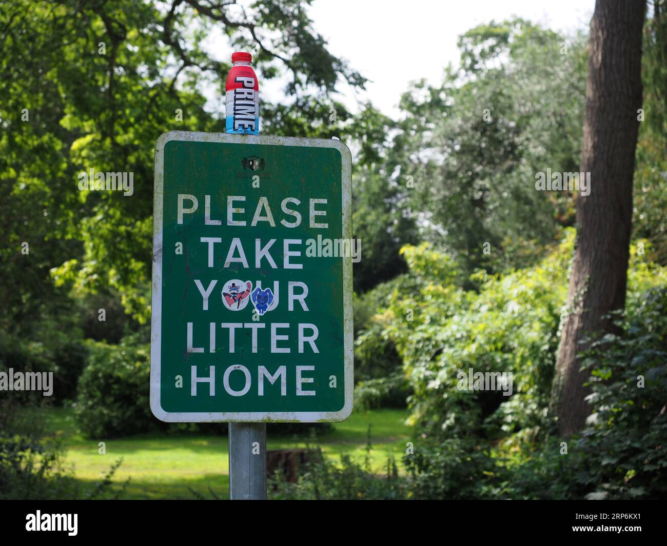 Please take your litter home sign with litter on top Stock Photo - Alamy